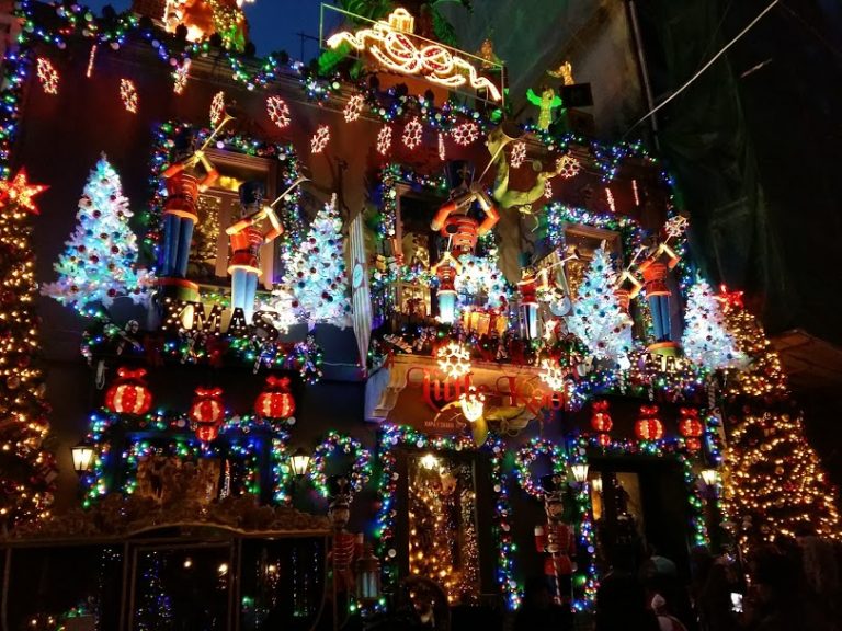 Little Kook Athens: The quirky seasonally themed Little Kook cafe in Athens