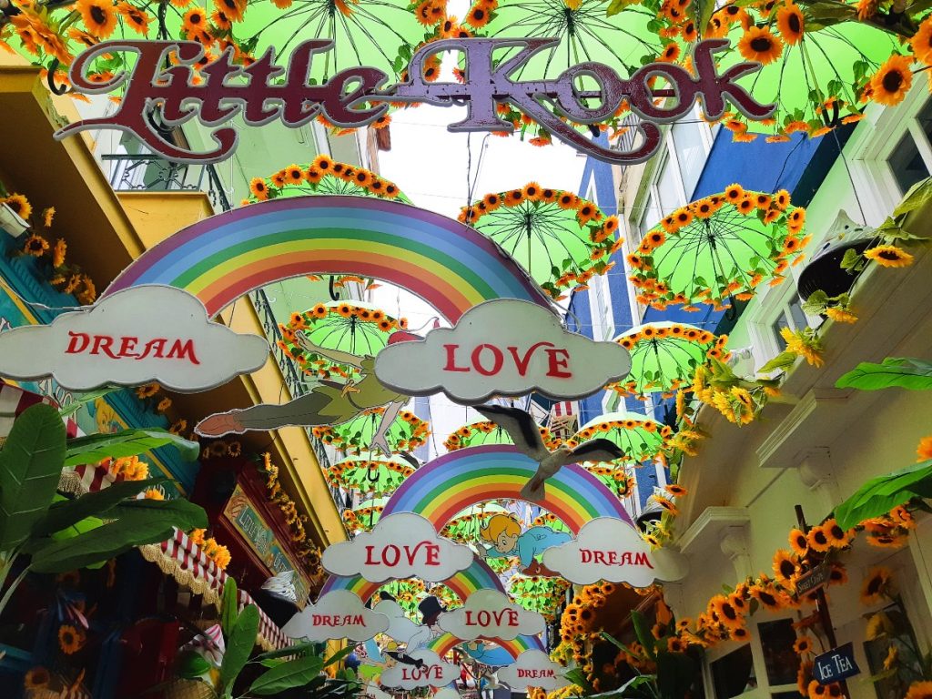 Little Kook Athens: The Quirky, Seasonally Themed Café in Athens